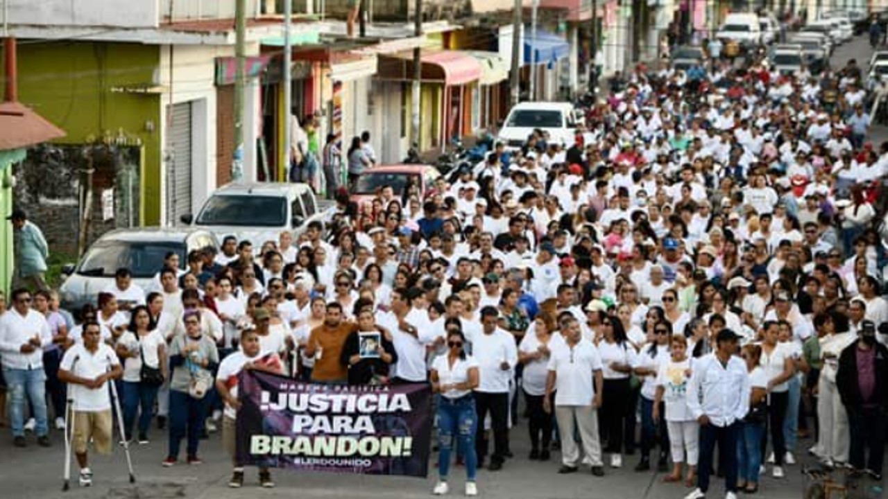 Gobierno de Cuitláhuac ofrece “apoyar” con 2 mil pesos mensuales a familia de joven asesinado ...
